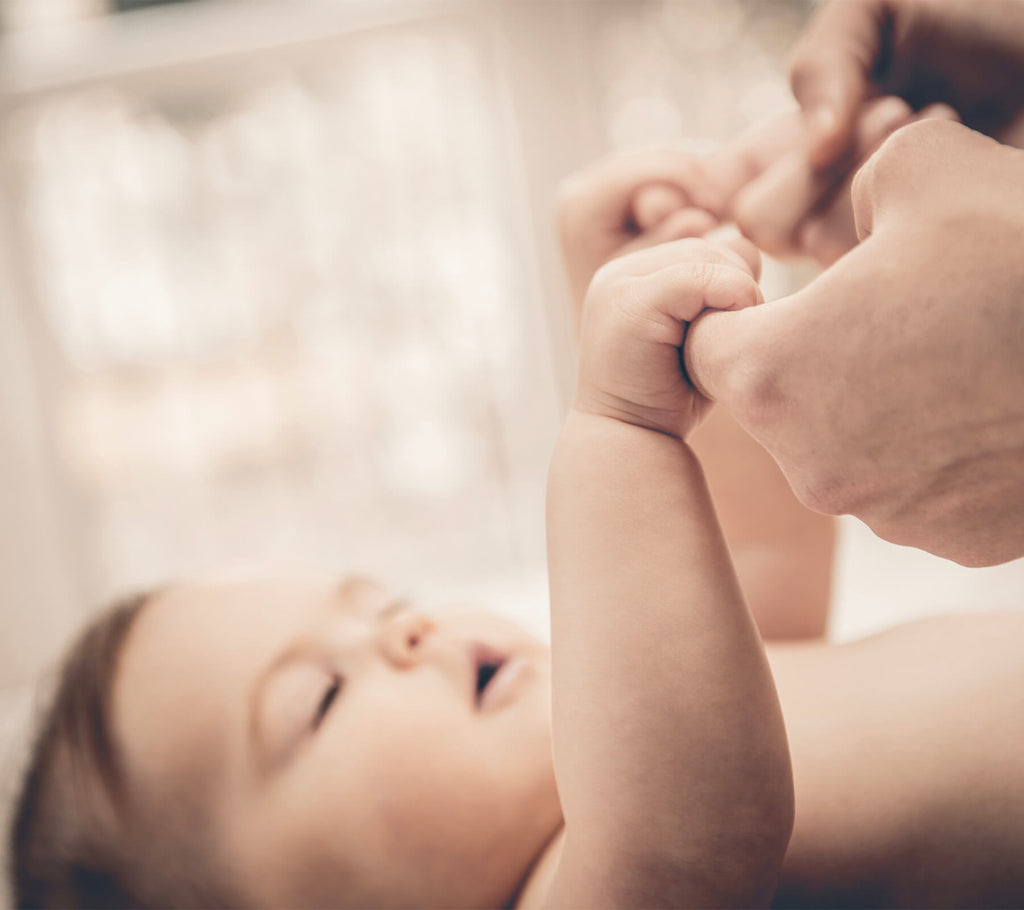 How to Use Your Newborn’s Grasp Reflex To Build Motor Skills